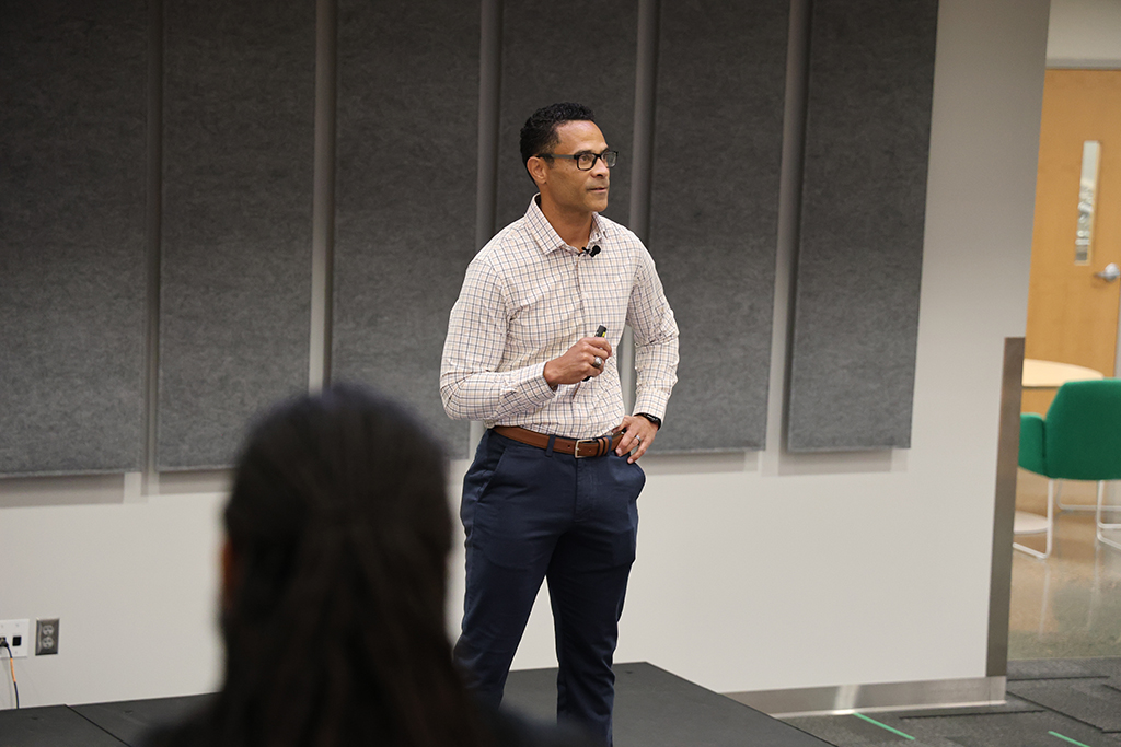 Col. Tim Curry on leadership: ‘You can do tough things’ - UND Today