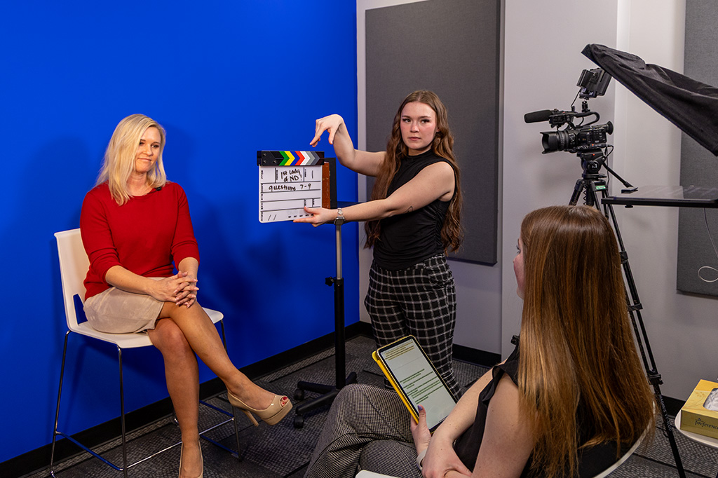 North Dakota’s first lady shares citizenship story with students - UND ...